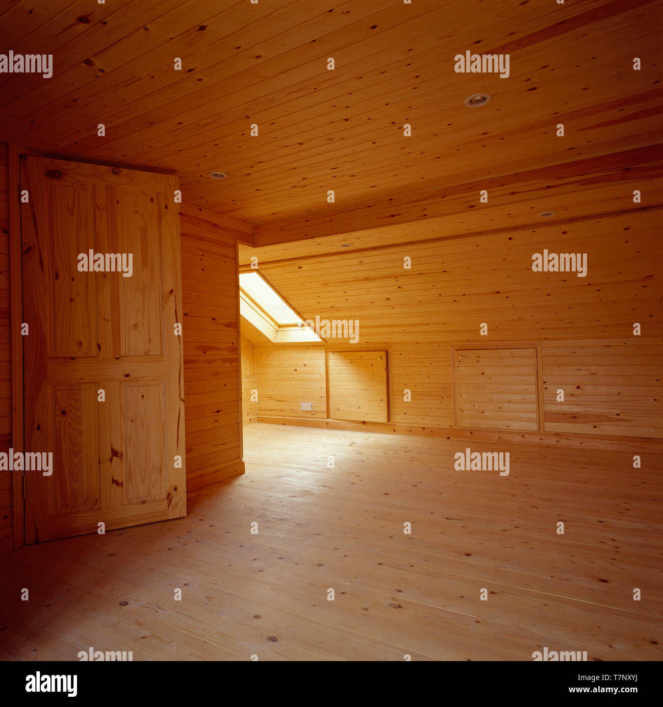 Empty loft hi-res stock photography and images - Alamy