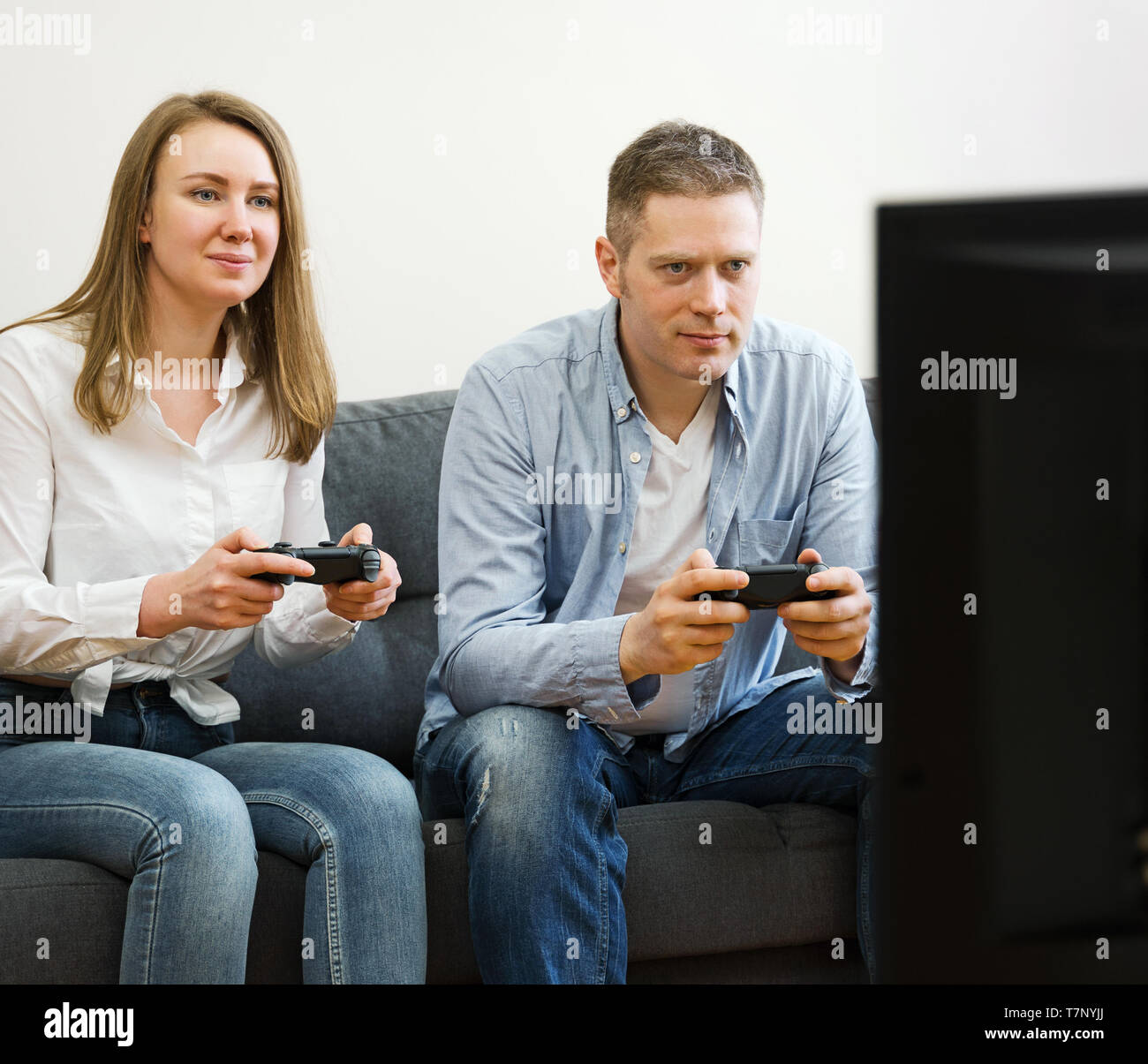 Male and female gamers hi-res stock photography and images - Alamy