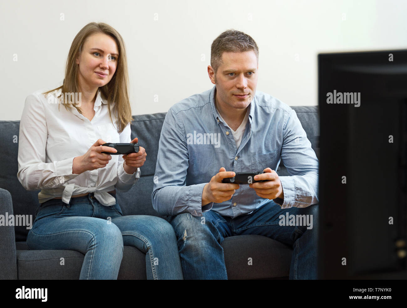 Male and female gamers hi-res stock photography and images - Alamy