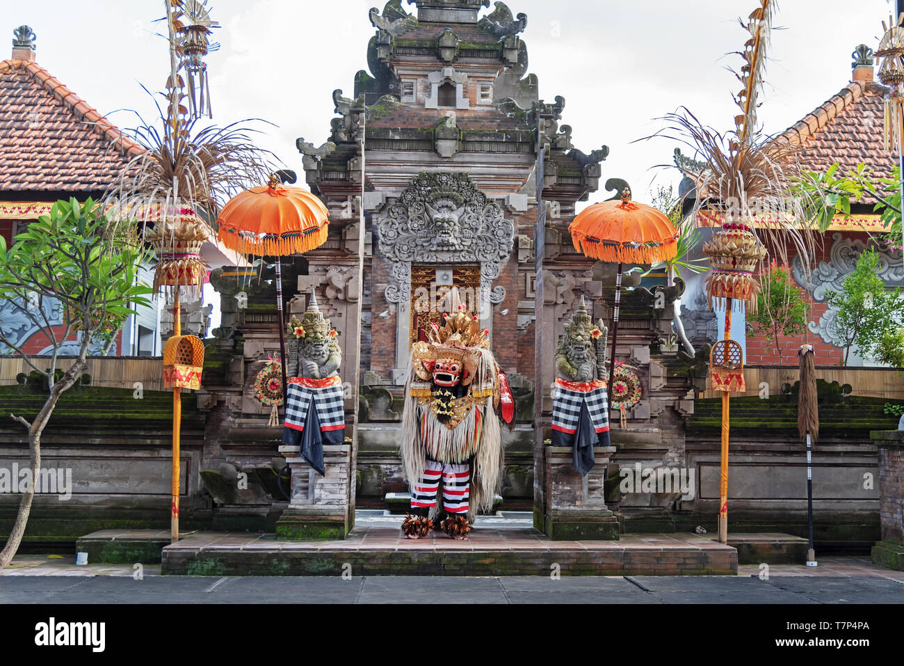 Barong dance performance, Balinese traditional dancing Stock Photo - Alamy