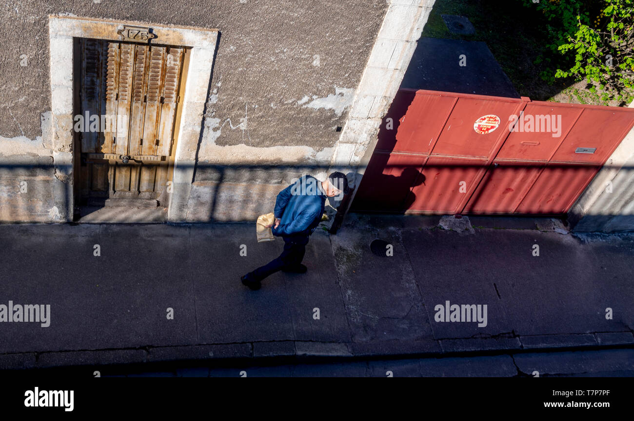 Old man walking down street hi-res stock photography and images - Alamy