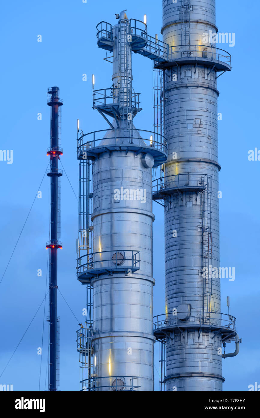 Crude oil refinery distillation tower hi-res stock photography and ...