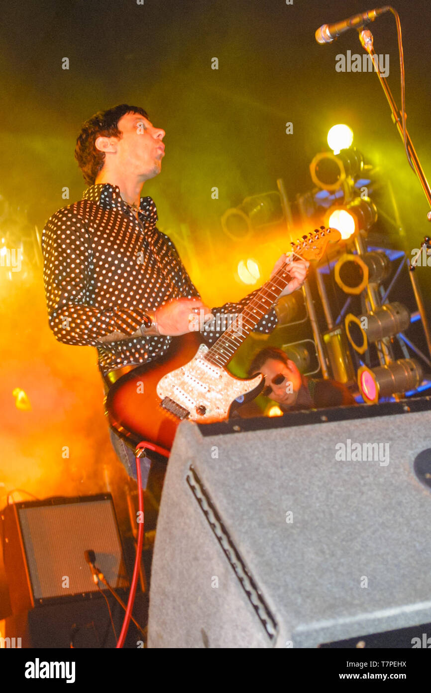 Jonathan Donahue performing in Mercury rev at the Reading Festival 2001 ...
