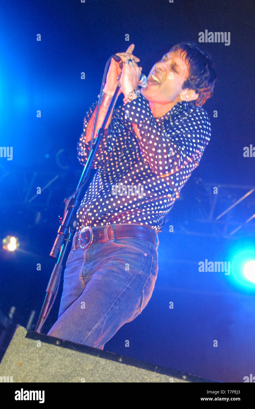 Jonathan Donahue performing in Mercury rev at the Reading Festival 2001 ...