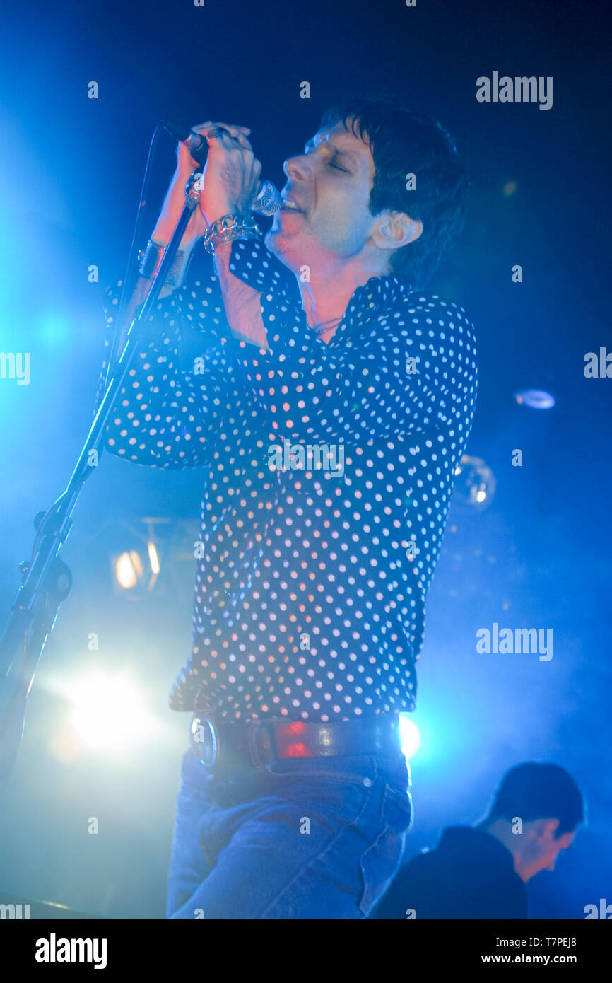 Jonathan Donahue performing in Mercury rev at the Reading Festival 2001 ...