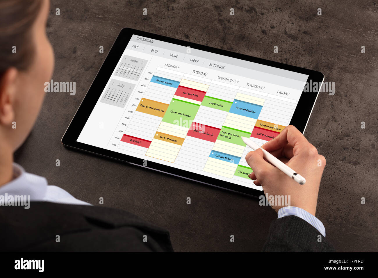 Business woman schedule her weekly program on tablet Stock Photo - Alamy