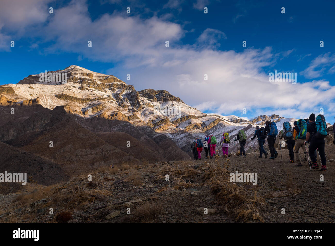 Group climbing a mountain hi-res stock photography and images - Alamy