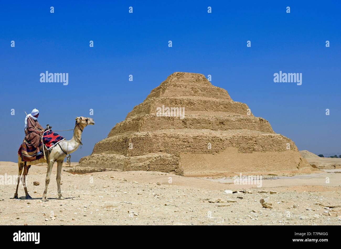 Ancient egyptian pyramid building hi-res stock photography and images ...