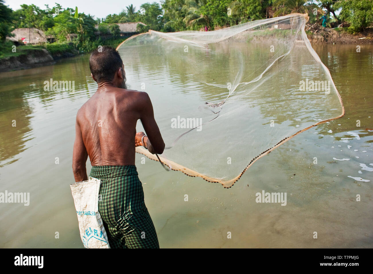 Fishermen catch fish in a pond. Khulna, Bangladesh Stock Photo - Alamy