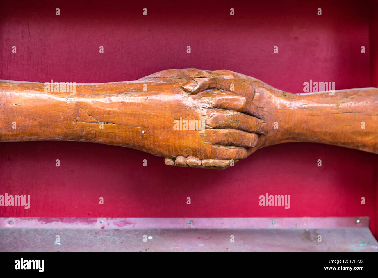 wood carved handshaking hands Stock Photo - Alamy