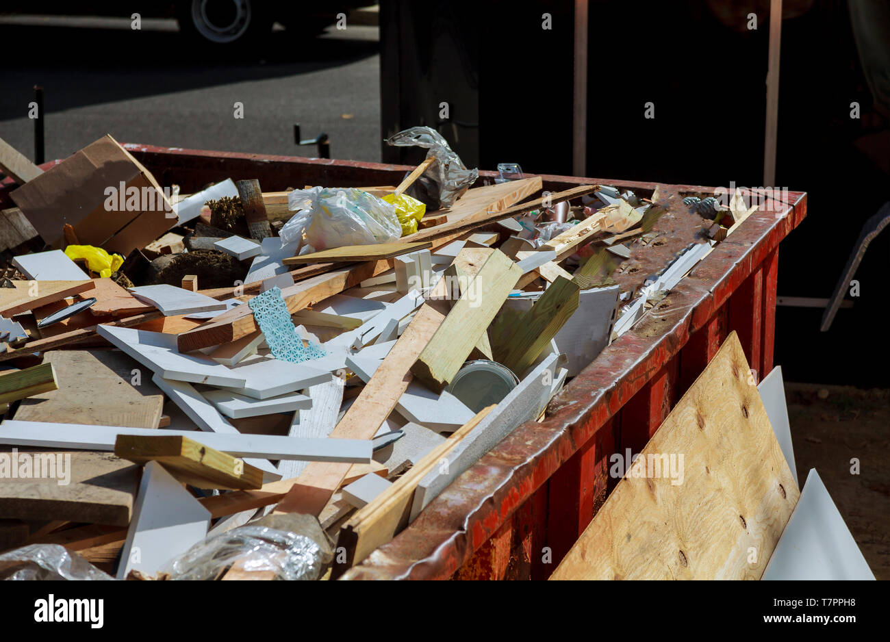 Overflow dumpster hi-res stock photography and images - Alamy