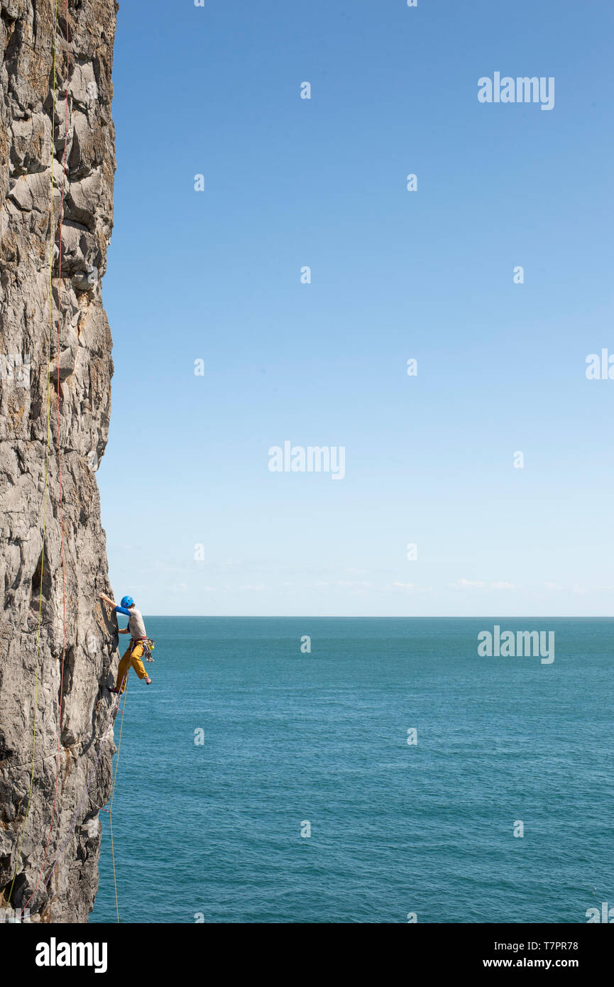 Climbing cliff face hi-res stock photography and images - Alamy