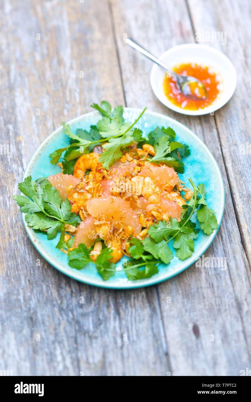Grapefruit salad recipe, shrimp and coriander Stock Photo - Alamy