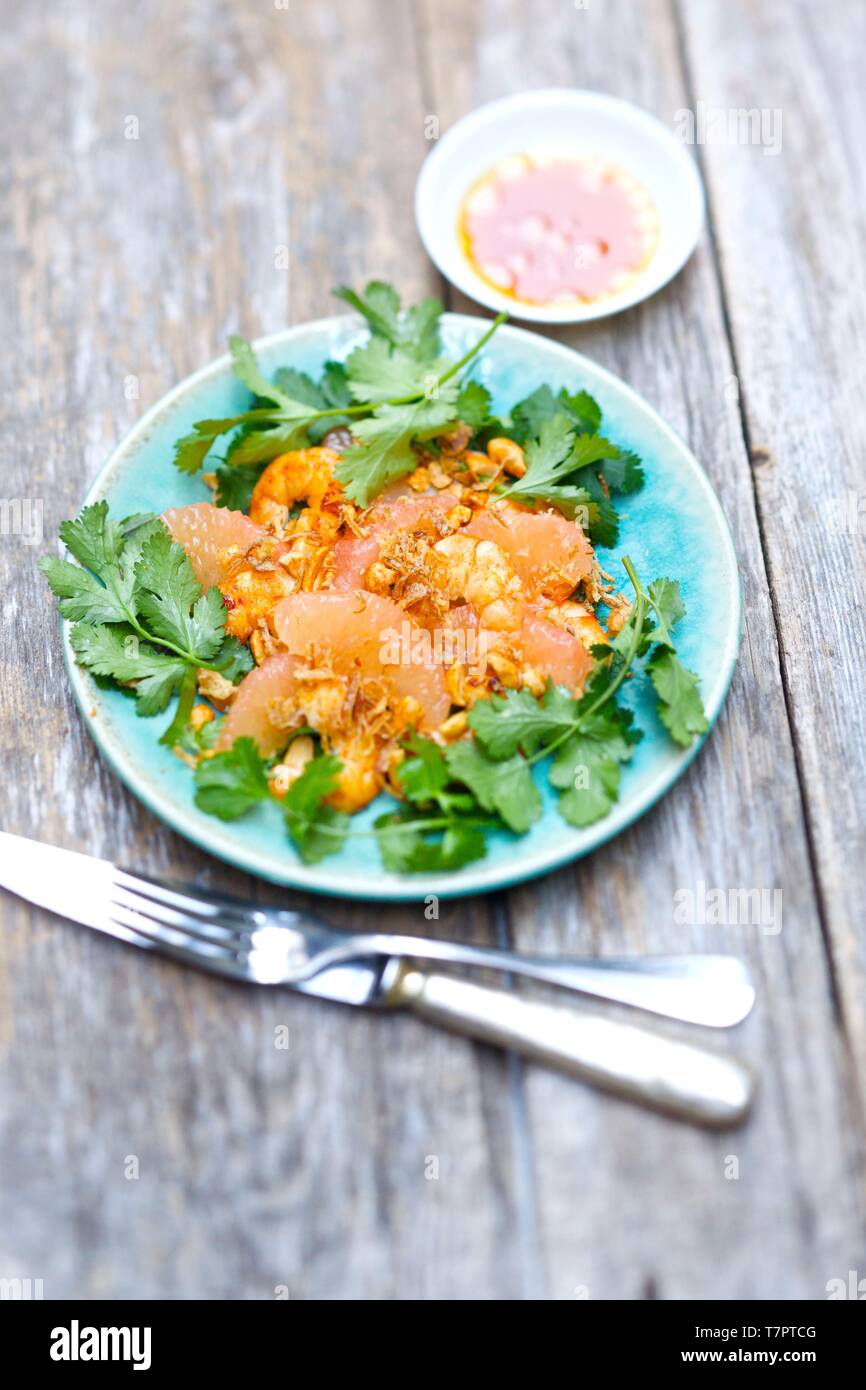 Grapefruit salad recipe, shrimp and coriander Stock Photo - Alamy