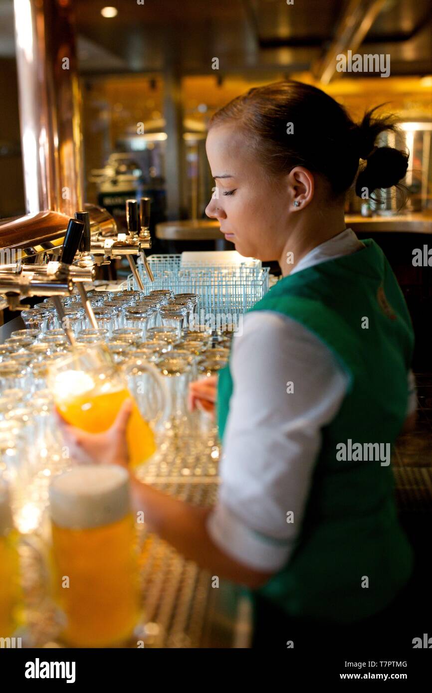 Germany, Hamburg, Blockbrau restaurant brewery, house beer service ...