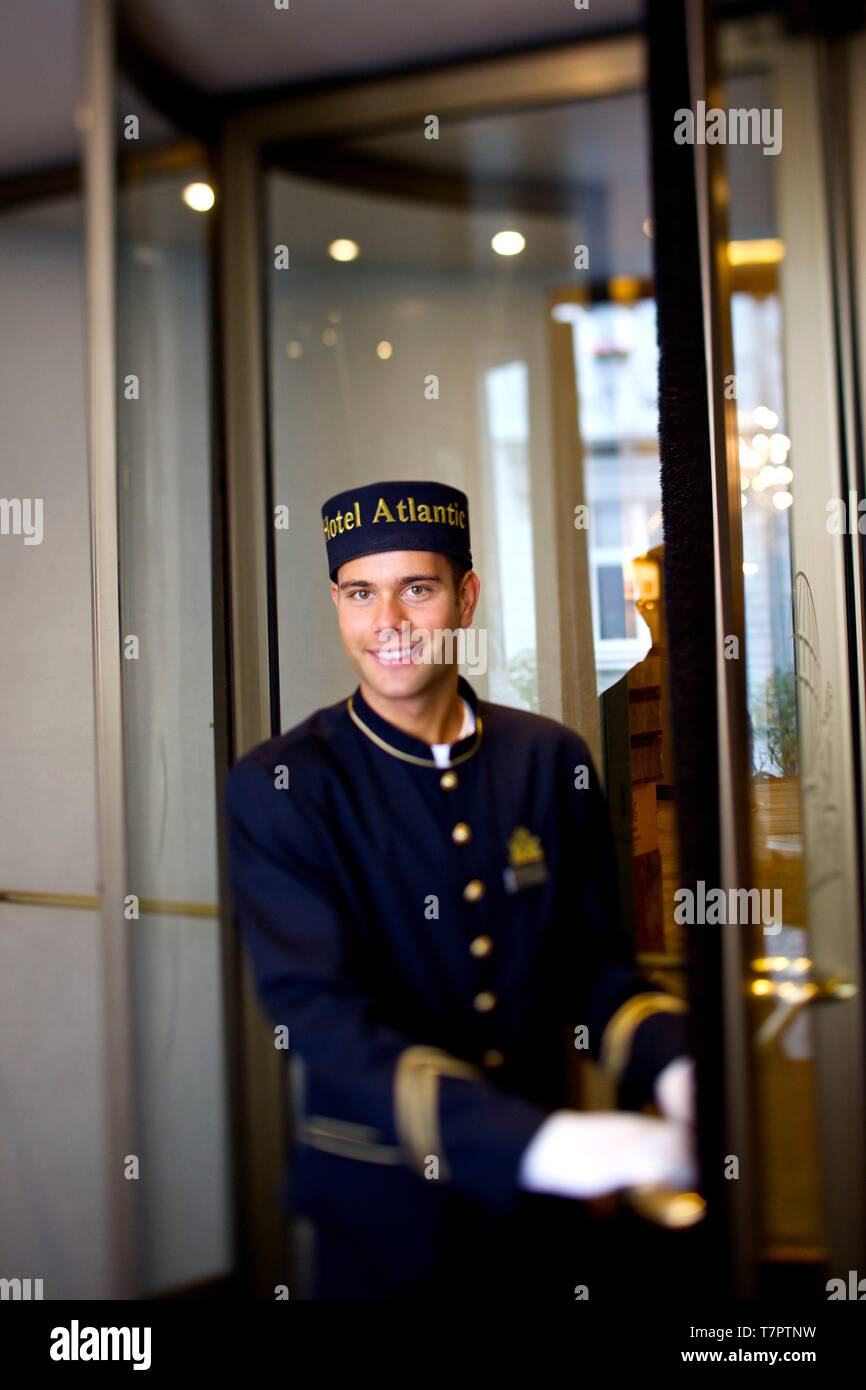 Hotel bellman hi-res stock photography and images - Alamy