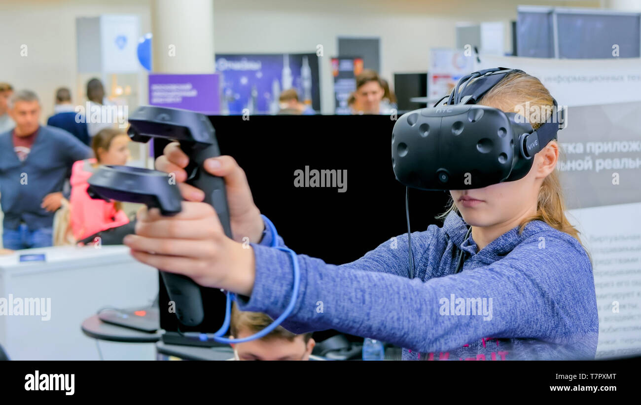 Teenager virtual hi-res stock photography and images - Alamy