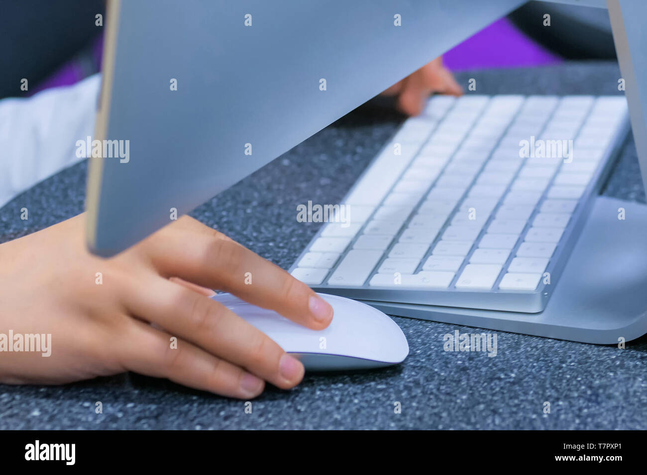 Teenager hand with white mouse Stock Photo - Alamy