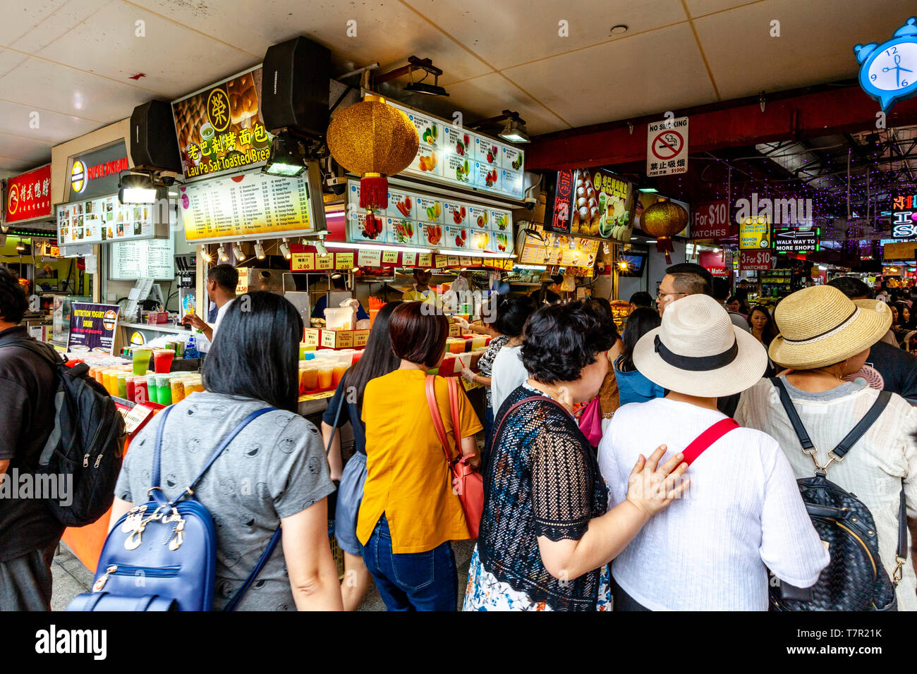 Crowded street singapore hi-res stock photography and images - Alamy