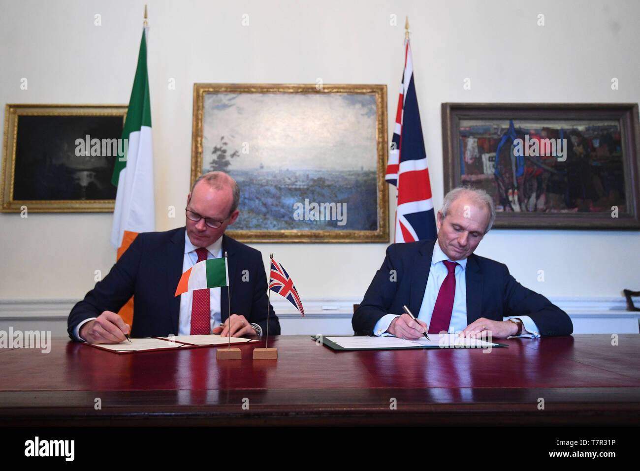 Uk cabinet minister david lidington signing hi-res stock photography ...