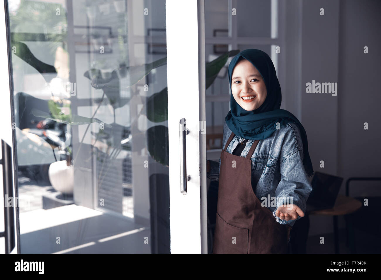 Young muslim cafe worker hi-res stock photography and images - Alamy