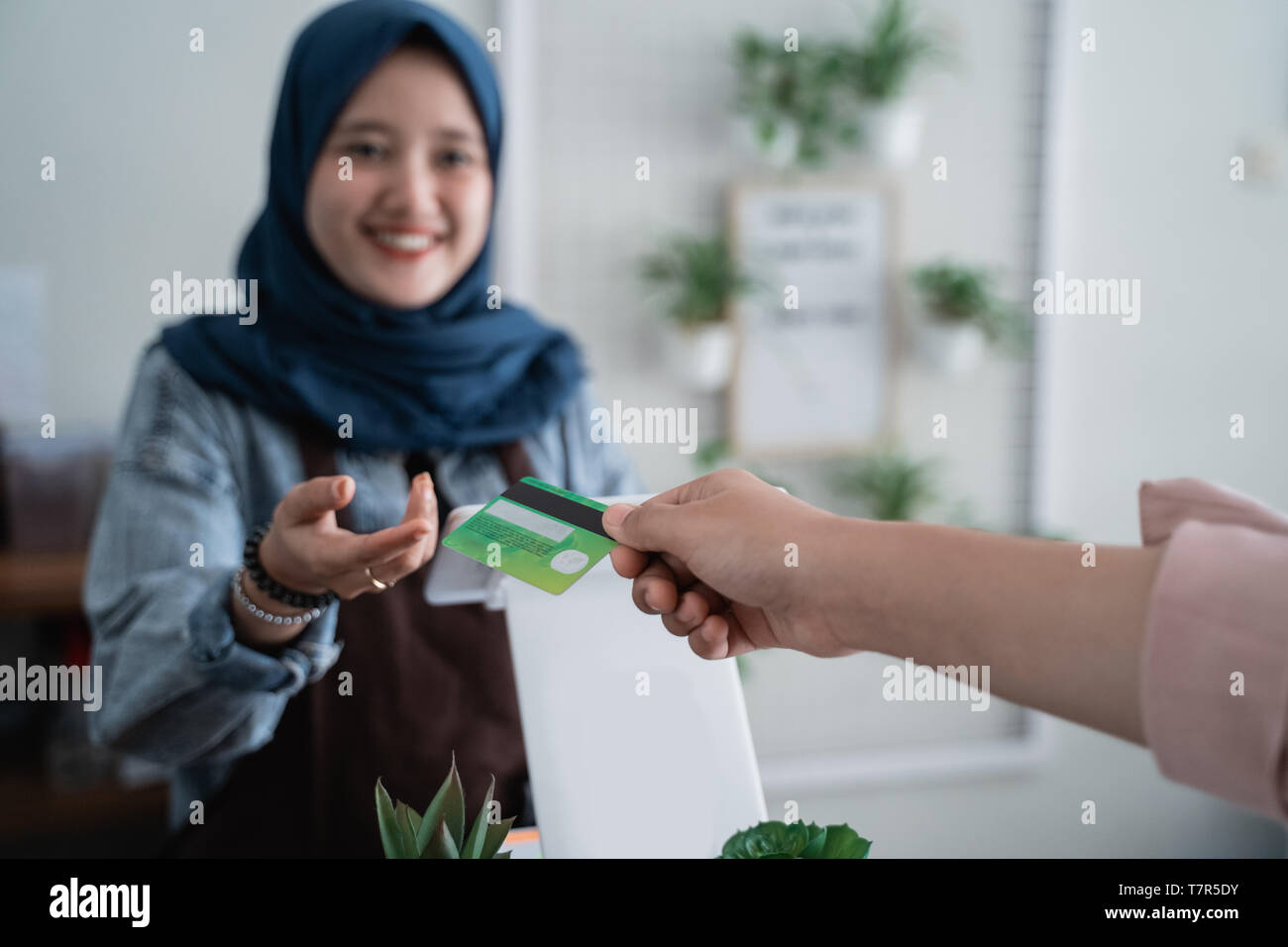 worker in cafe counter receiving payment Stock Photo - Alamy