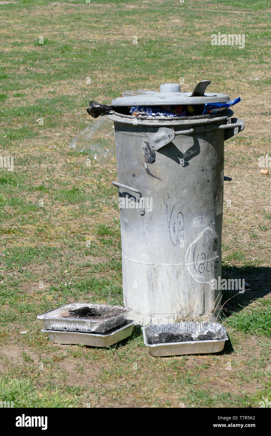 Trash can rubbish bin garbage drum hi-res stock photography and images ...