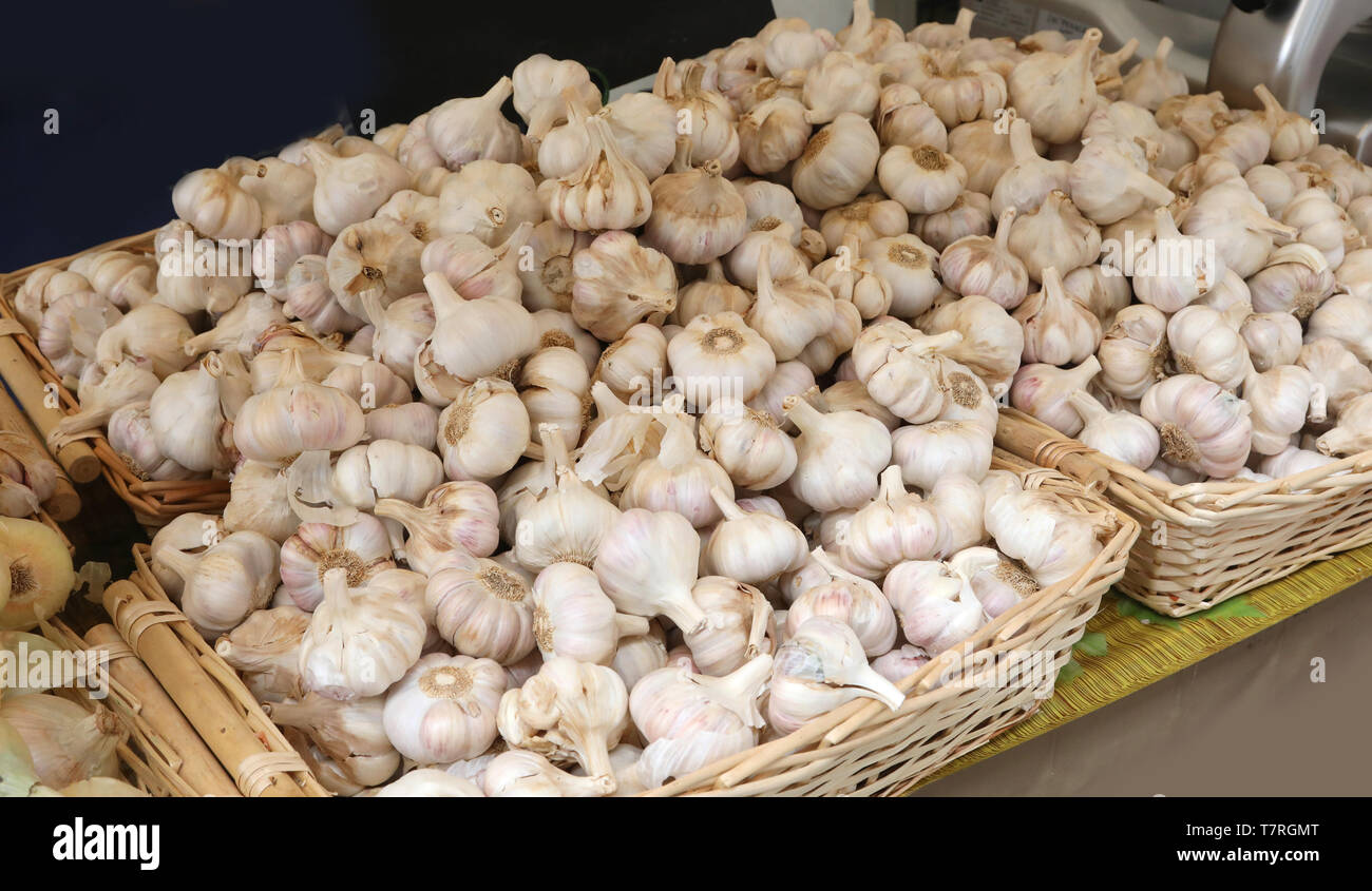 organic garlic for sale at fruits and vegetables market Stock Photo - Alamy