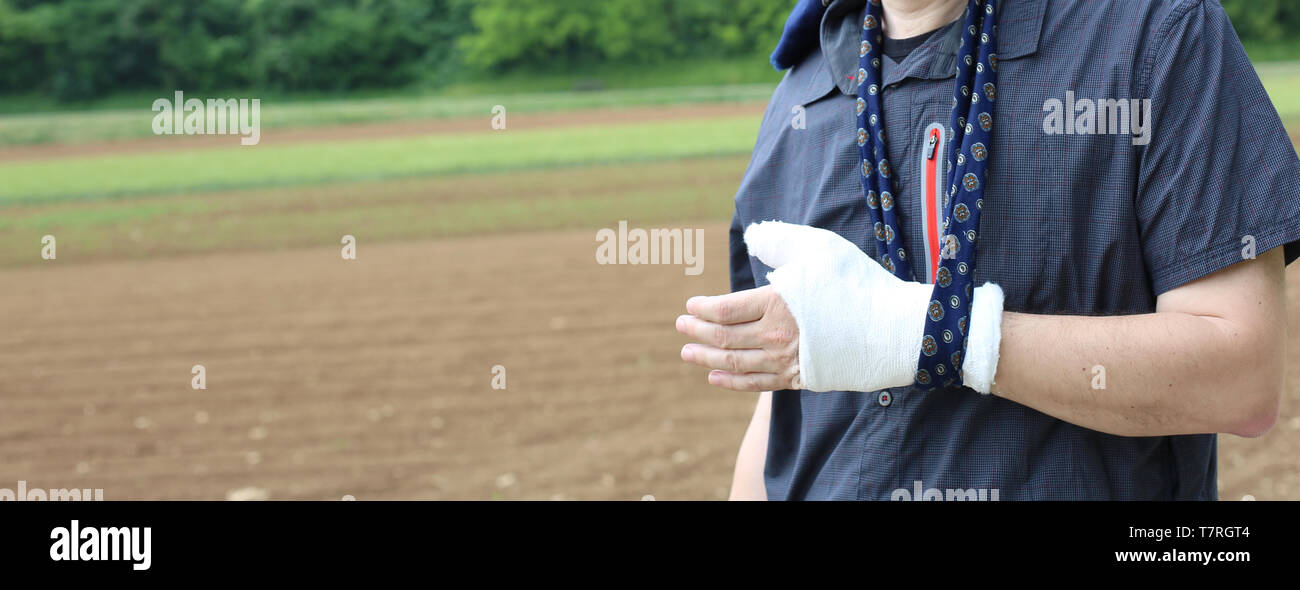 broken hand with bandage of a man Stock Photo - Alamy