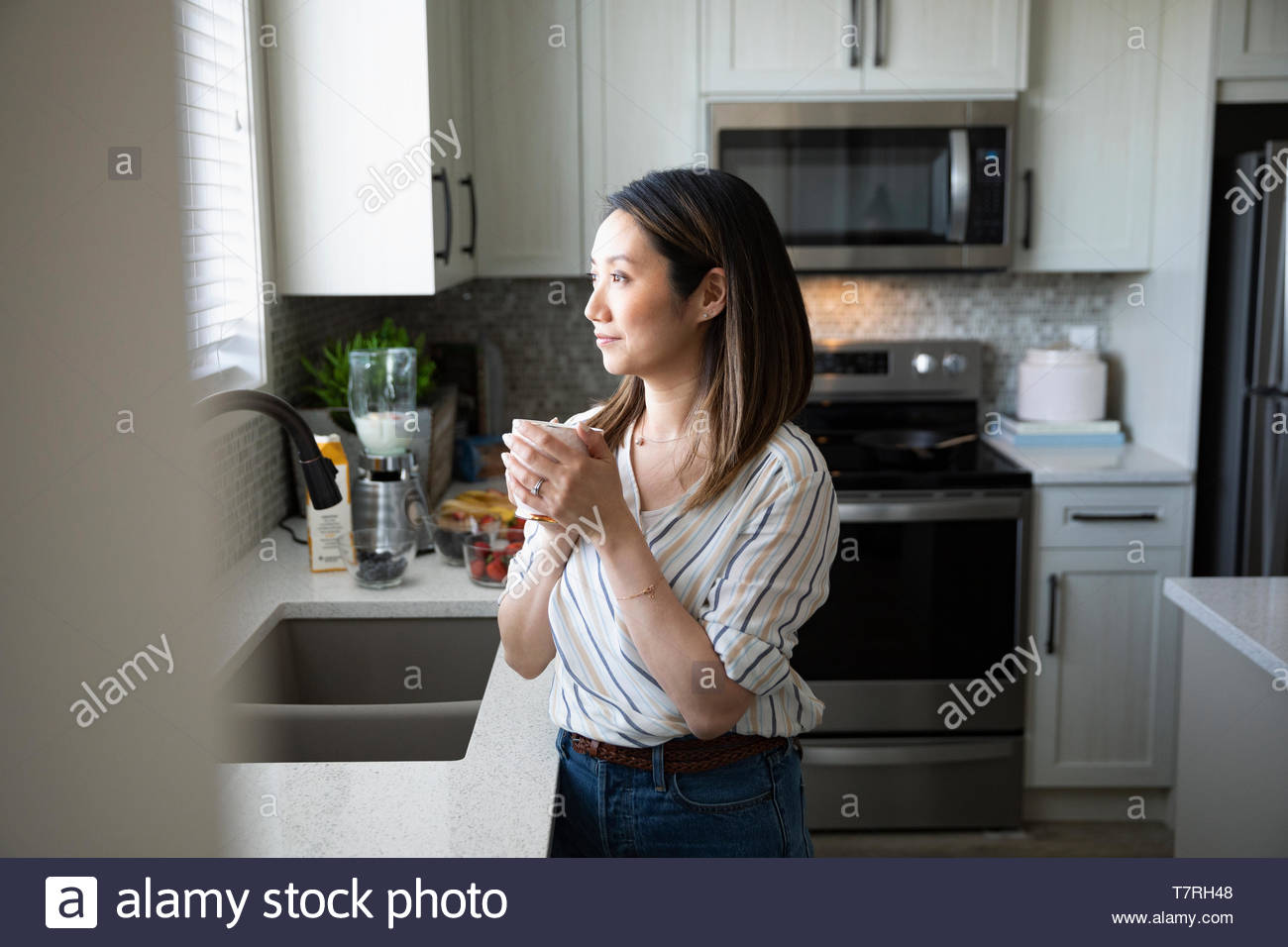 Women thinking kitchen hi-res stock photography and images - Alamy