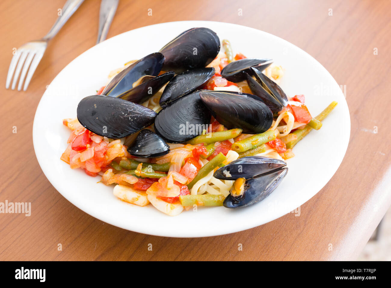Boiling mussel hi-res stock photography and images - Alamy