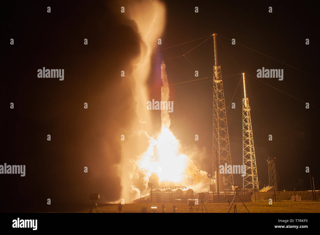 The SpaceX Falcon 9 rocket blasts off carrying the Dragon commercial ...
