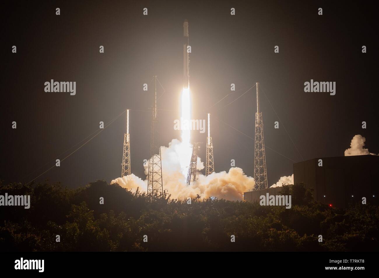 The SpaceX Falcon 9 rocket blasts off carrying the Dragon commercial ...