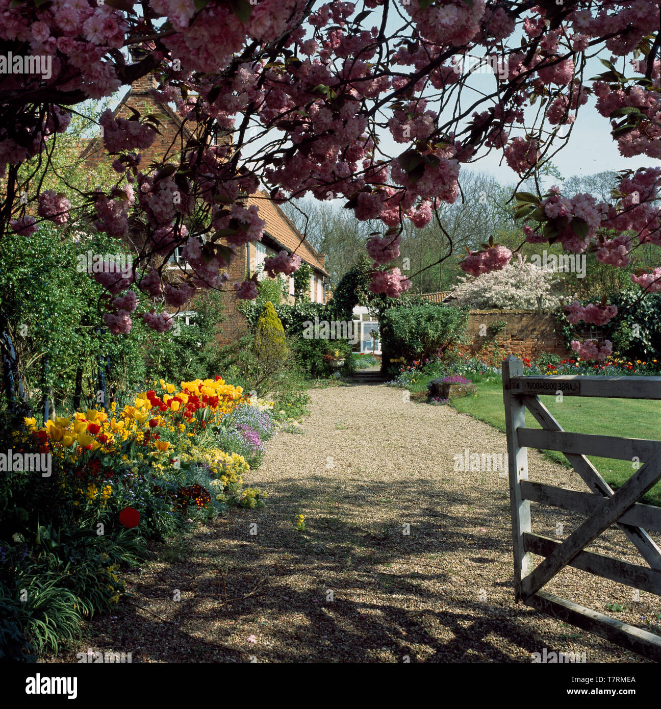 Gravel path with gate hi-res stock photography and images - Alamy