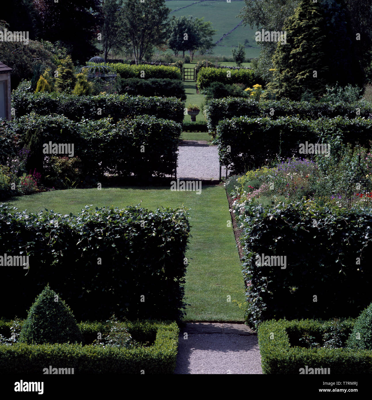 Very neat hedges hi-res stock photography and images - Alamy