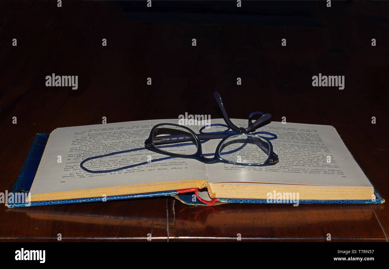 Open book close-up with eye-glasses Stock Photo - Alamy