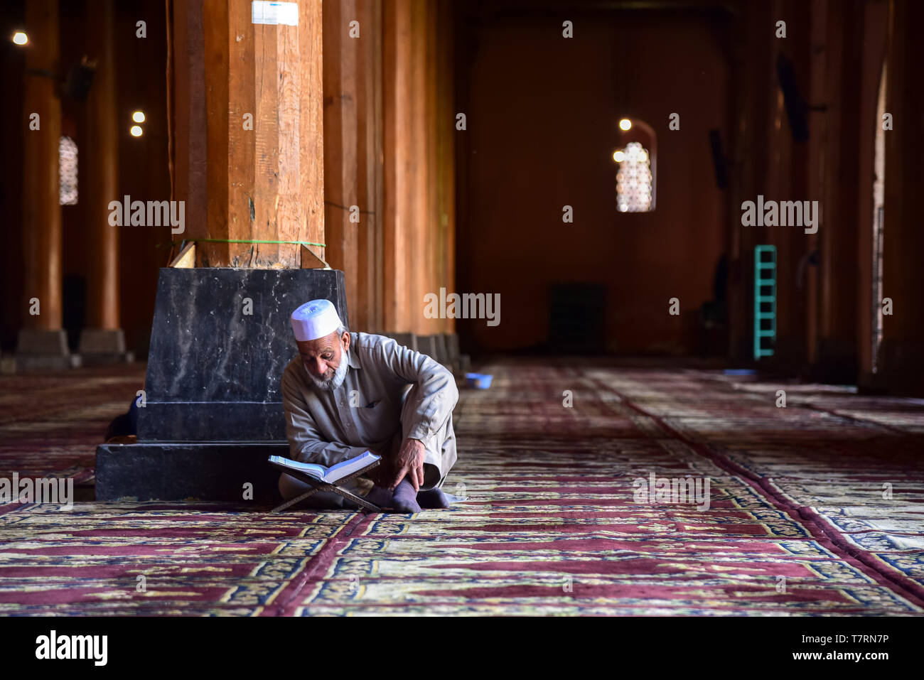 Elderly muslims hi-res stock photography and images - Alamy