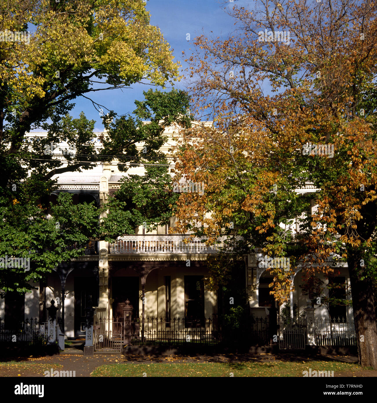 Houses overlooking a park hi-res stock photography and images - Alamy