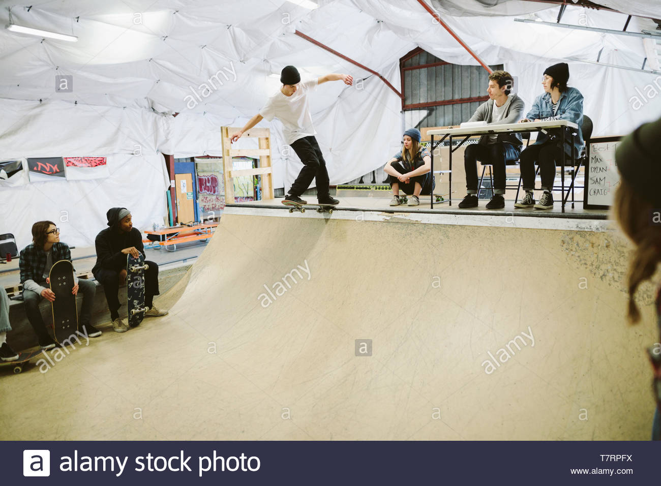 Girl and boys competition hi-res stock photography and images - Alamy
