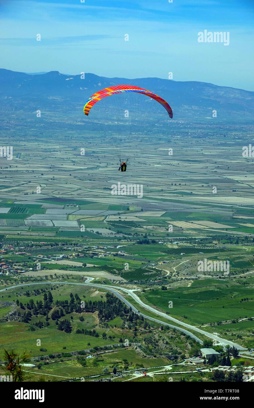 Parapent, parachute, flying over white travertine, Pamukkale, Turkey ...