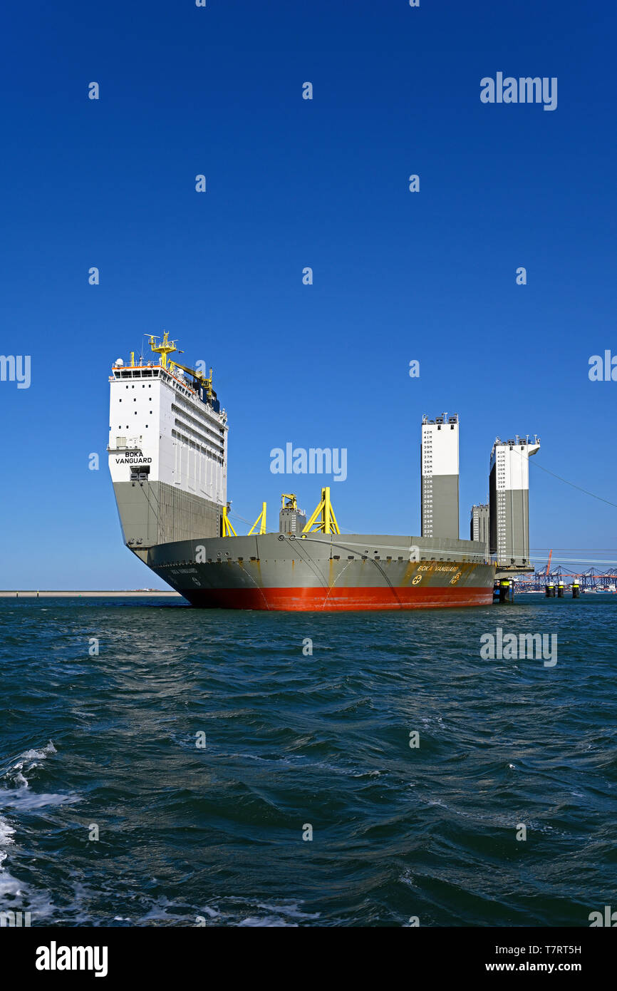Semi submersible heavy transport vessel hi-res stock photography and ...