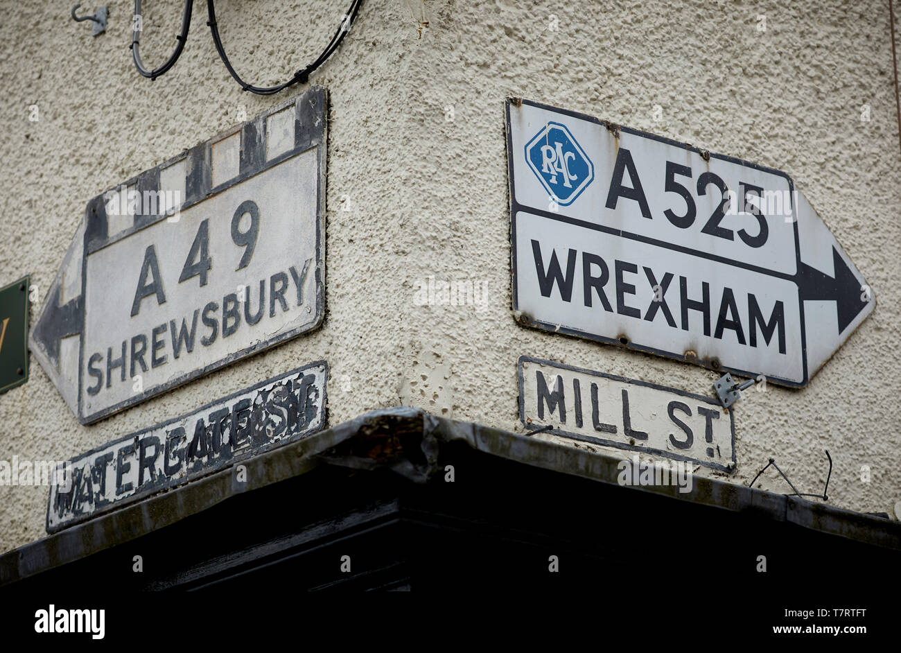 Welsh road signs hi-res stock photography and images - Alamy