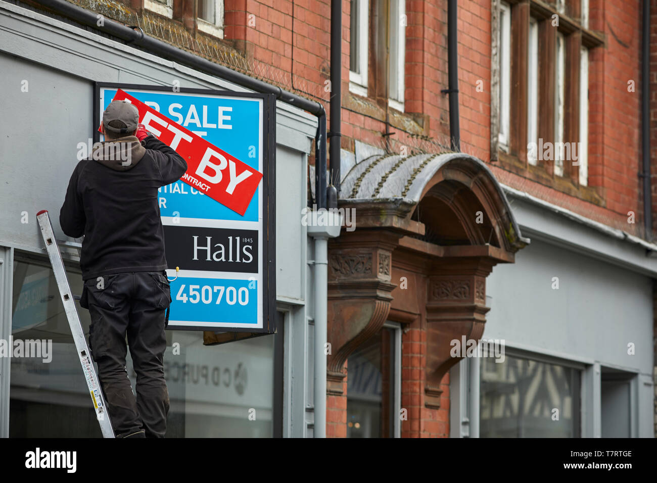 Parade uk village sign shops hi-res stock photography and images - Alamy