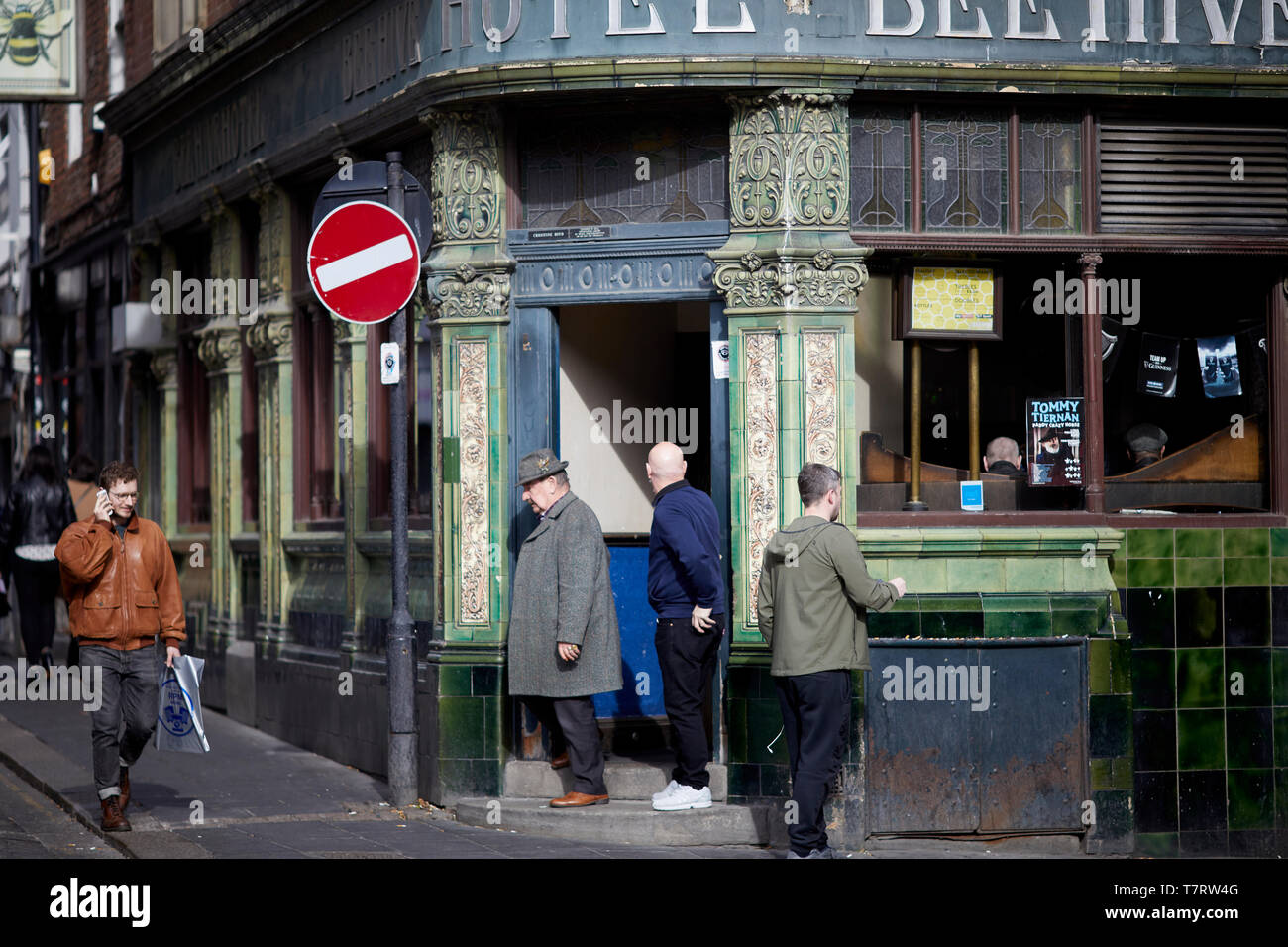 Newcastle upon Tyne, The Beehive pub High Bridge Stock Photo - Alamy