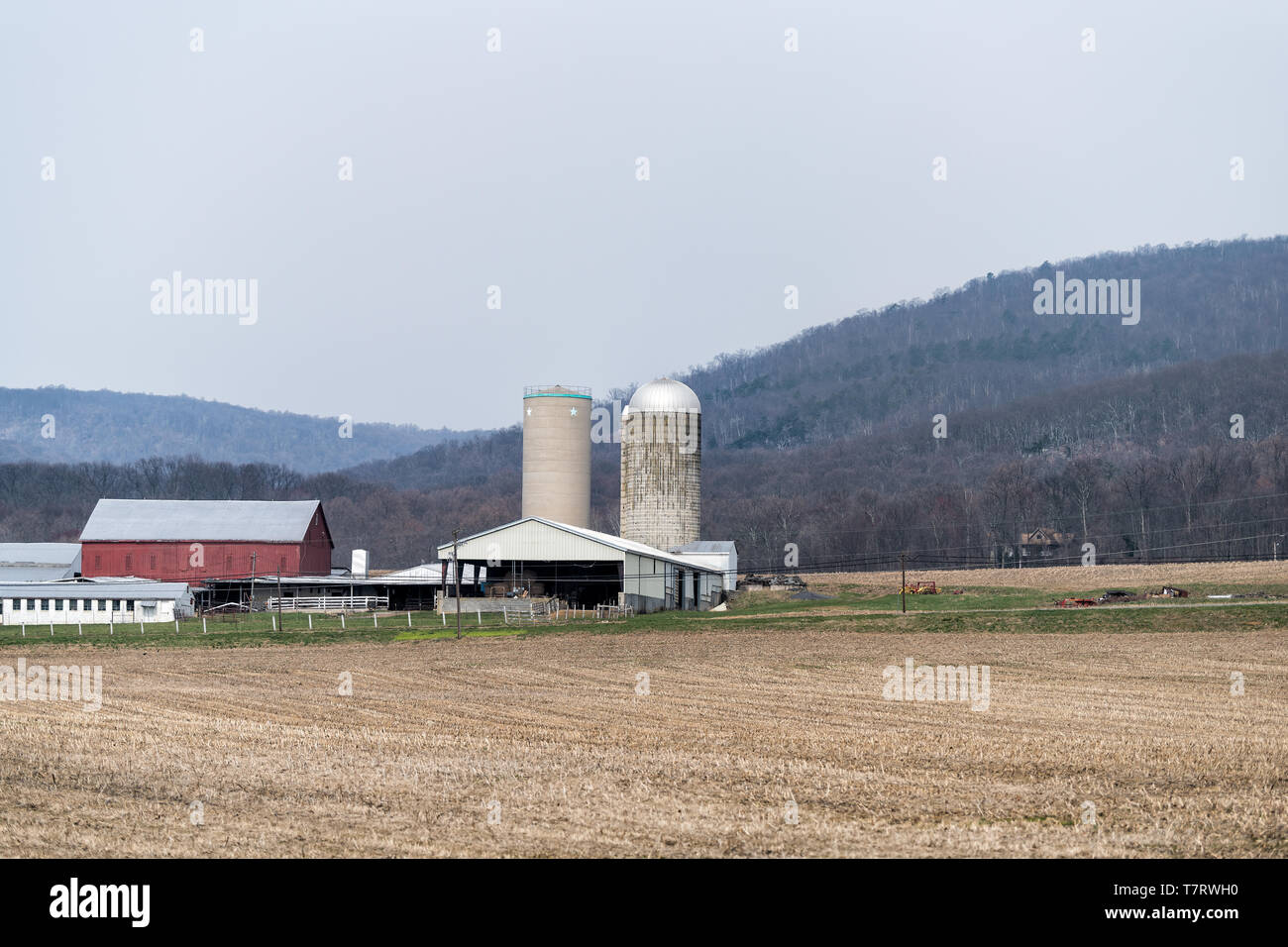 Leesburg, USA - April 6, 2018: Rural Virginia farm countryside mountain ...