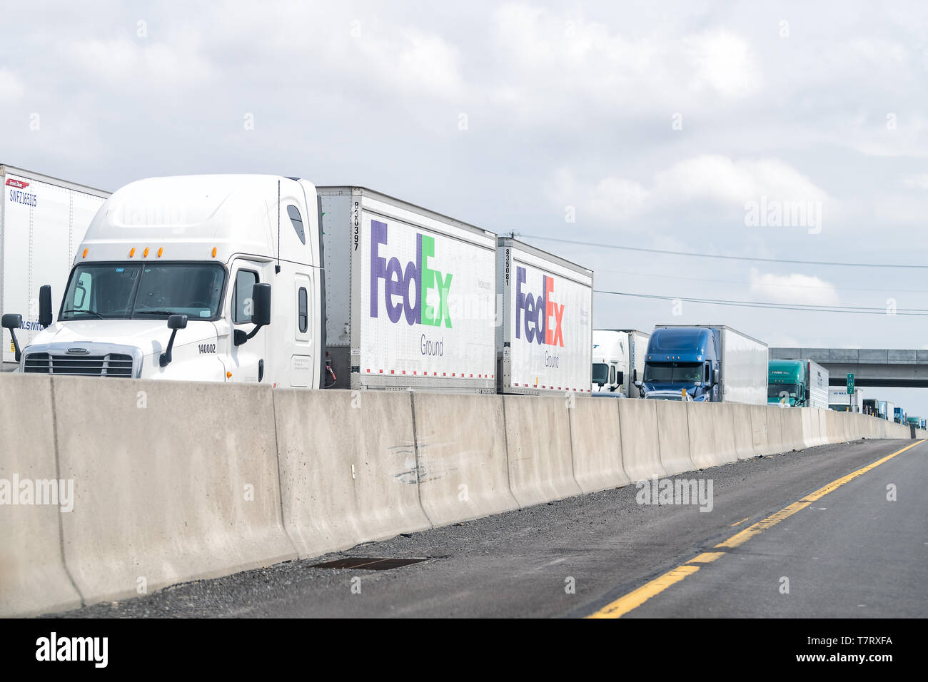 Fedex freight truck hi-res stock photography and images - Alamy