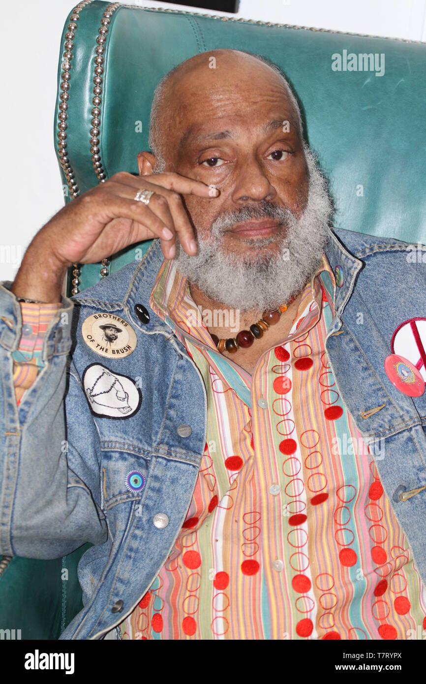 Artist Danny Simmons hosts 'I Kan Do That' abstract art exhibition at ...