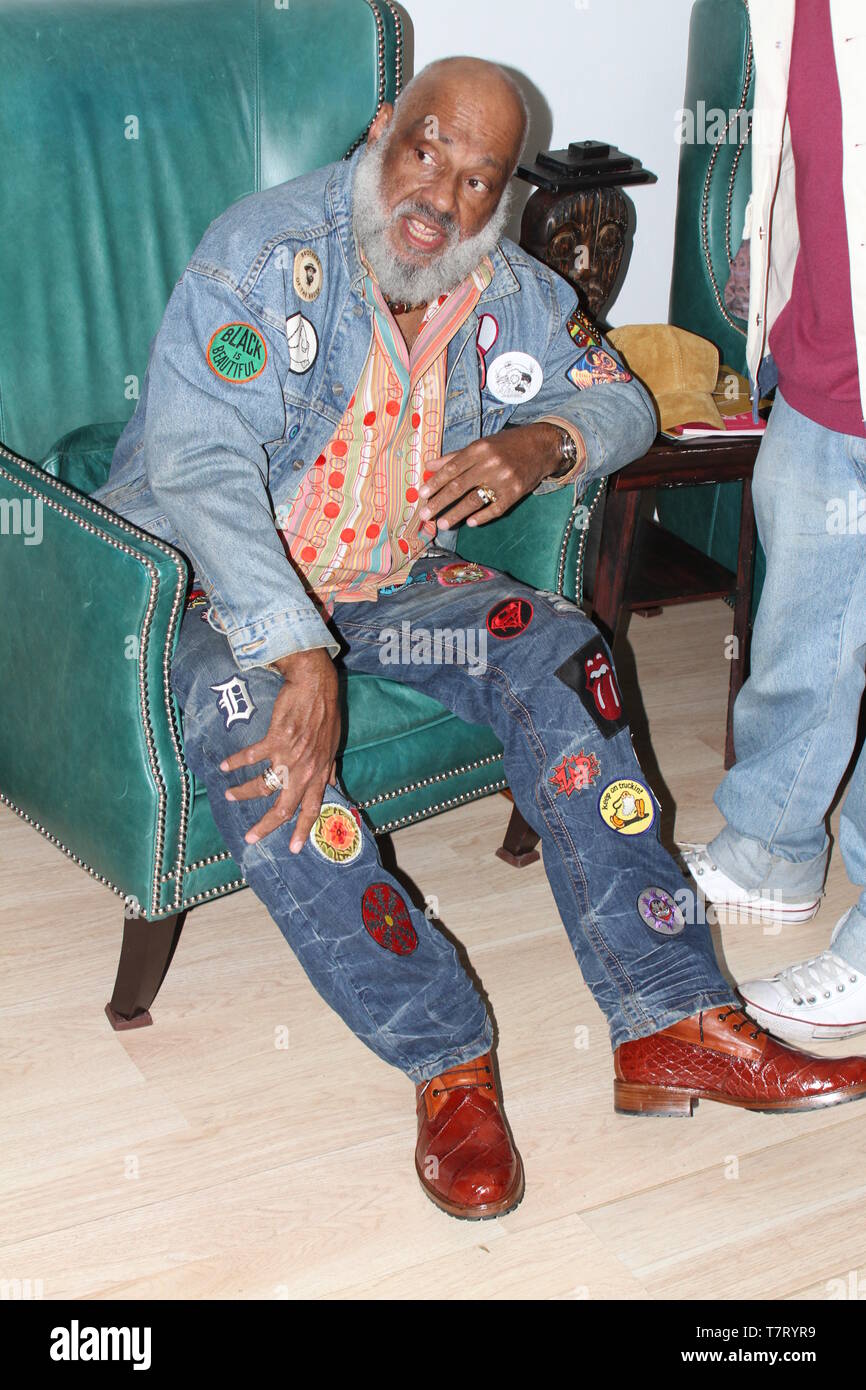 Artist Danny Simmons hosts 'I Kan Do That' abstract art exhibition at ...