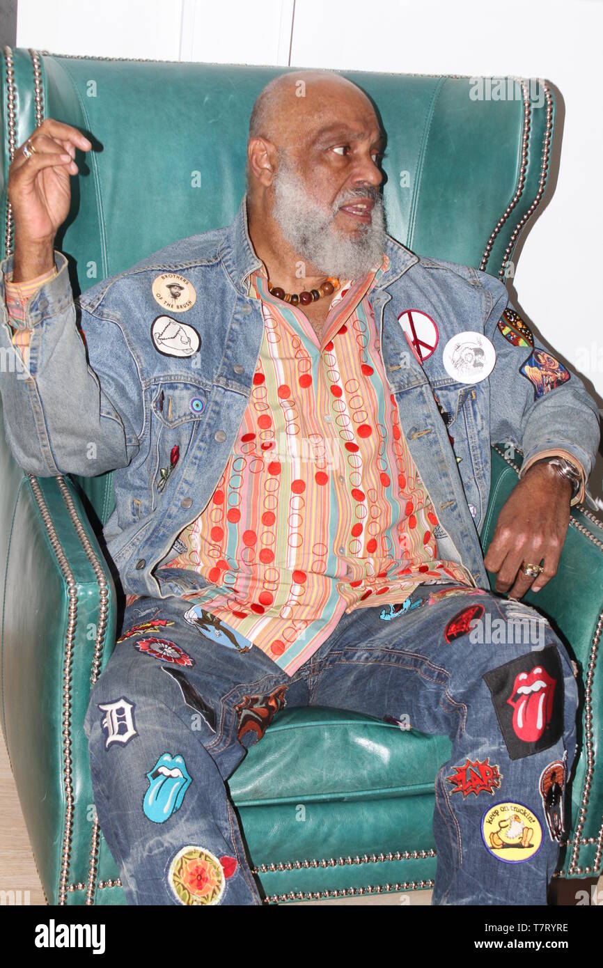 Artist Danny Simmons hosts 'I Kan Do That' abstract art exhibition at ...