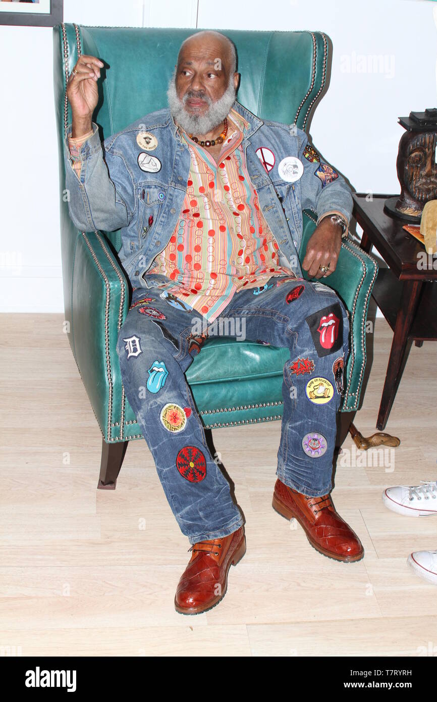 Artist Danny Simmons hosts 'I Kan Do That' abstract art exhibition at ...